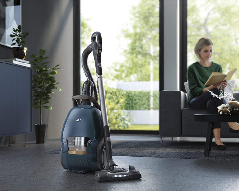 قیمت و خرید جاروبرقی آاگ مدل AEG vacuum cleaner Vx9-4-8IBM